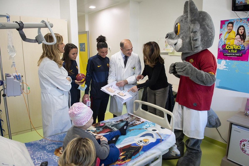 Toys Day: calciatrici e calciatori giallorossi in visita al Gemelli per ...